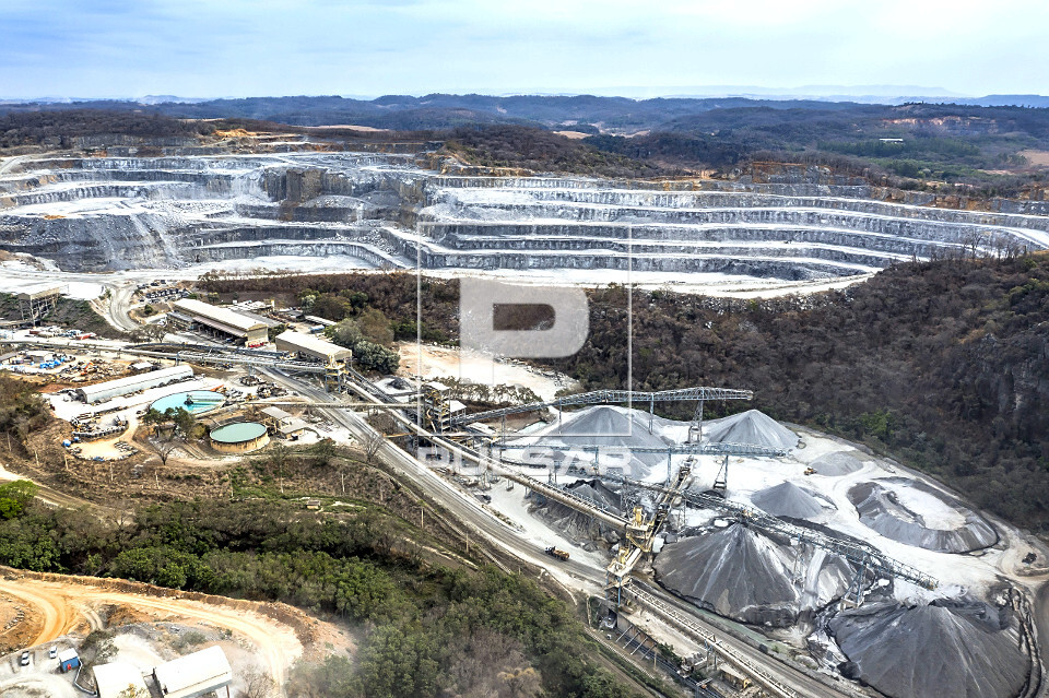 Vista de drone de mina de exploração de calcário para fabricação de ...