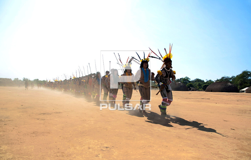 Índios Kalapalo da Aldeia Aiha com lanças para o Jawari - festa de ...