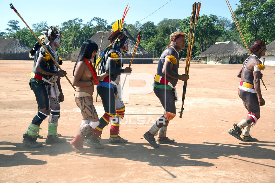 Índios Kalapalo da Aldeia Aiha com lanças para o Jawari - festa de ...