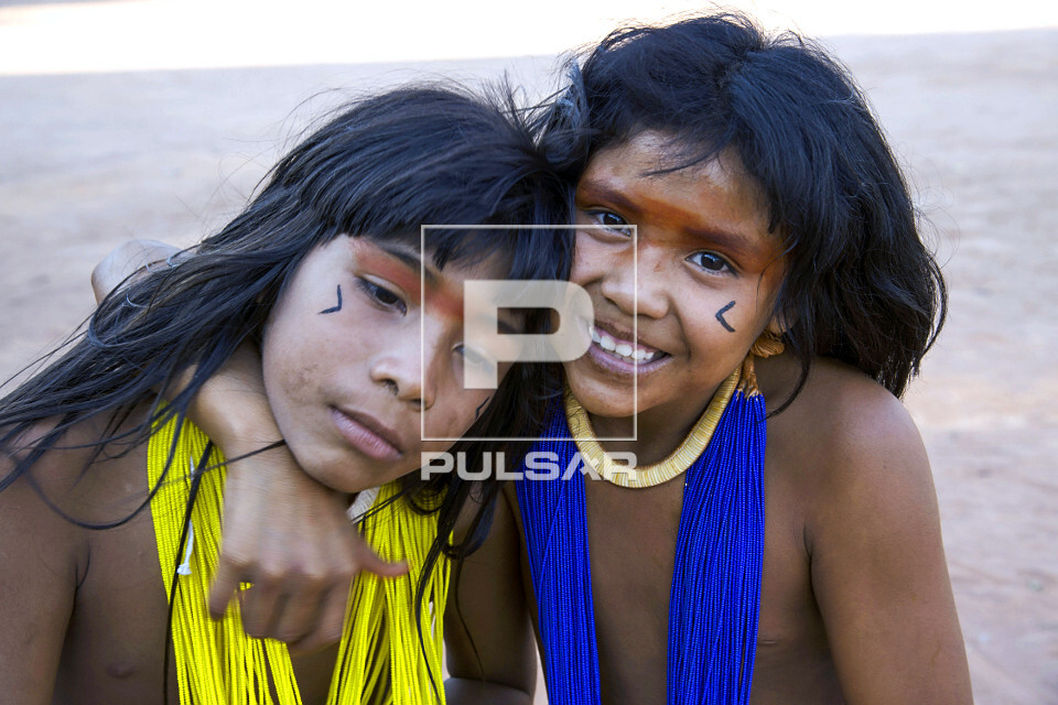 Índias Yawalapiti da aldeia Tuatuari com pintura facial e colar de ...