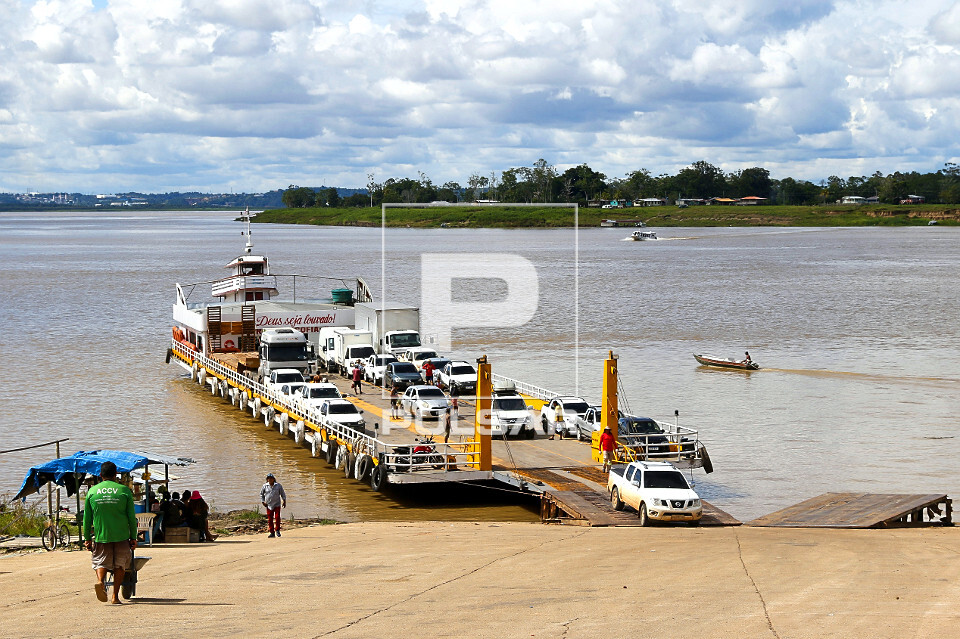 Balsa para transporte de veículos e passageiros no Rio Solimões ...