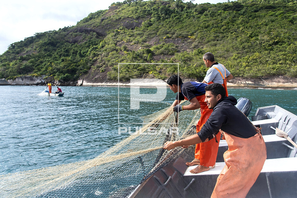 Pescador Com Rede E Barco Barco De Pesca Com Rede Barcos E Aeronaves