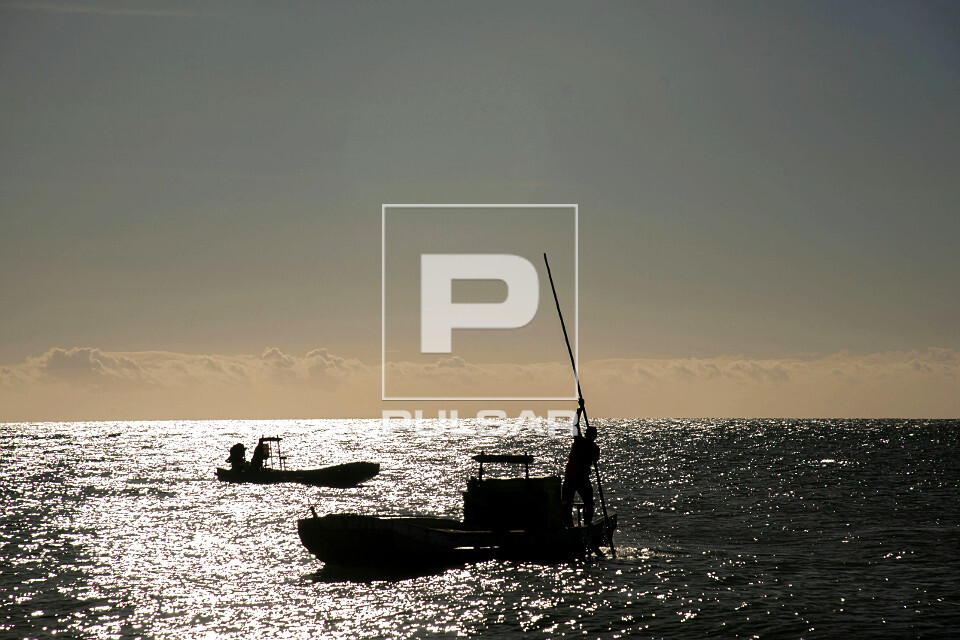 Silhueta De Barco Pescador Silhueta Do Barco De Pesca Vector De Stock