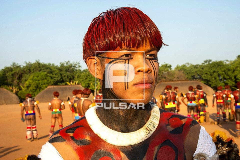 Indígena da aldeia Uyapiyuku etnia Mehinako com colar de conchas de ...