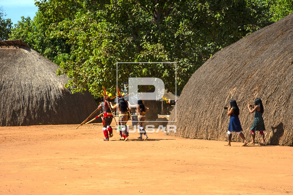 Indígenas da aldeia Uyapiyuku etnia Mehinako tocando flauta uruá ...