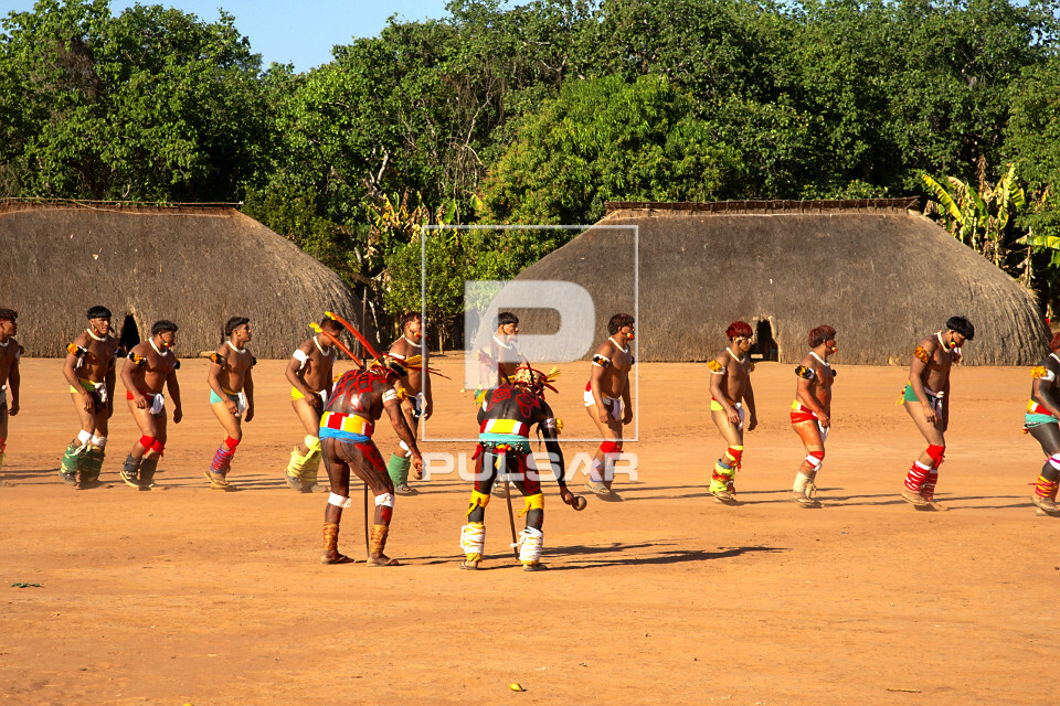 Indígenas cantores da etnia Mehinako da aldeia Uyapiyuku durante ...