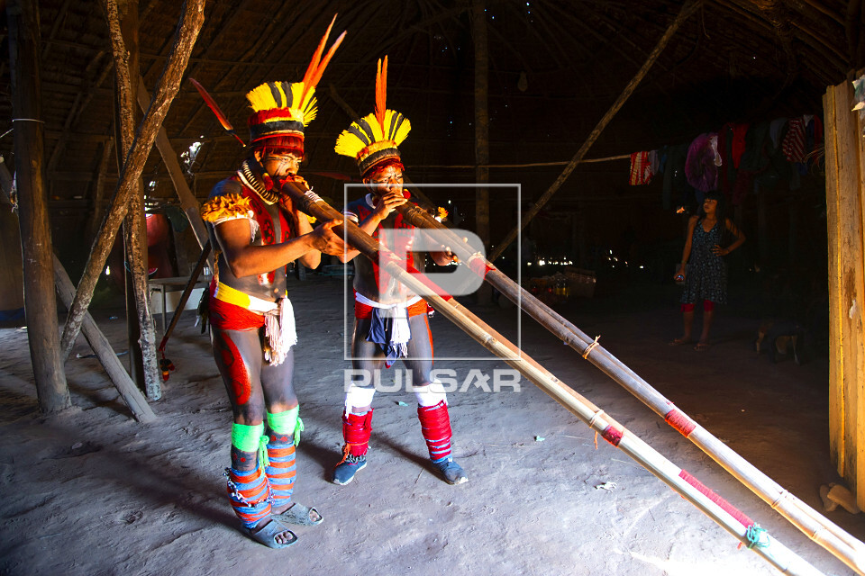 Indígenas da aldeia Uyapiyuku etnia Mehinako tocadores de flauta uruá ...