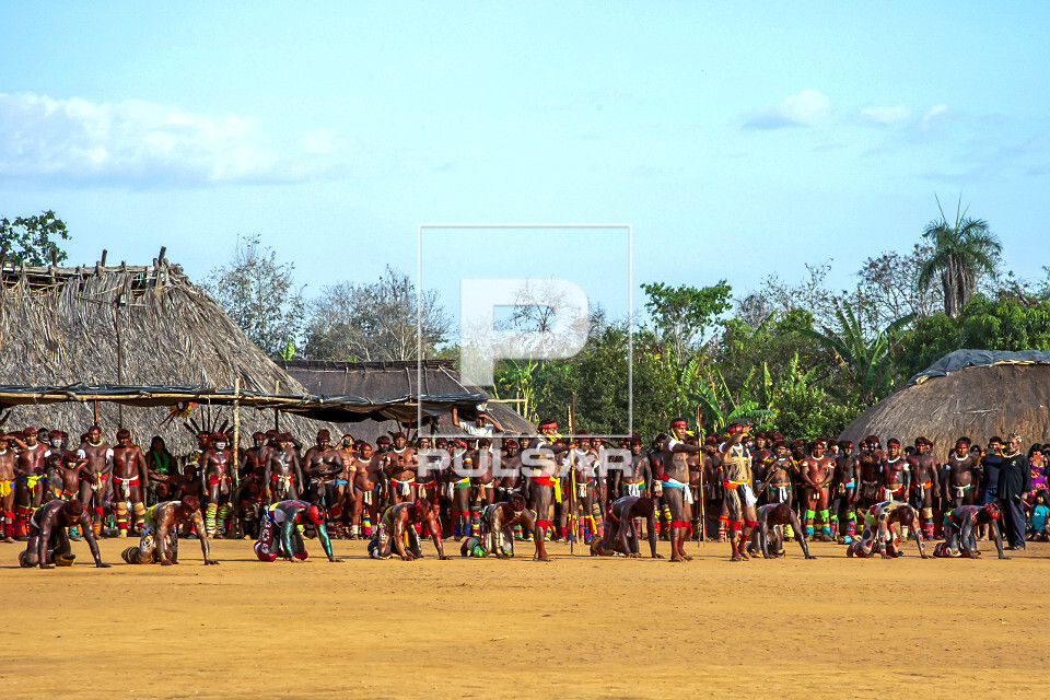 Indígenas lutadores da etnia Mehinako da aldeia Uyapiyuku se ...