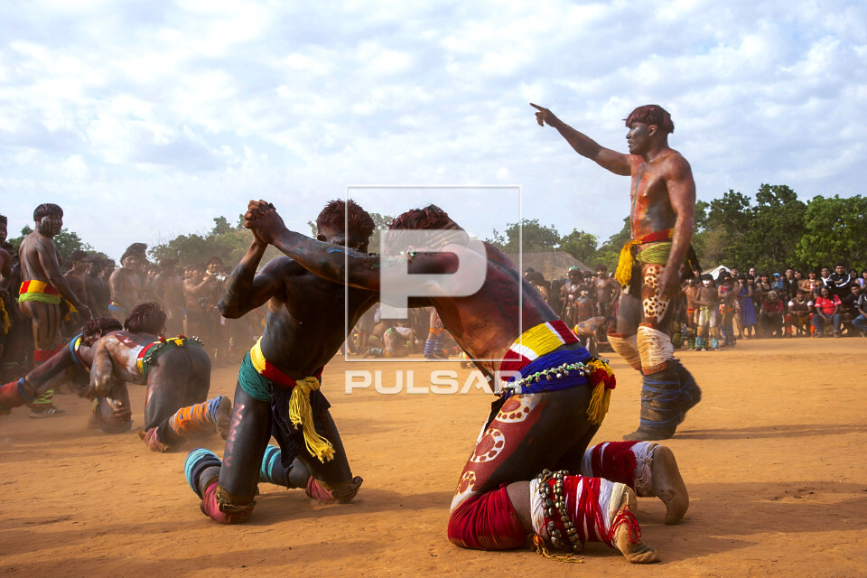 Indígenas da etnia Mehinako da aldeia Uyapiyuku lutam huka-kuka durante ...