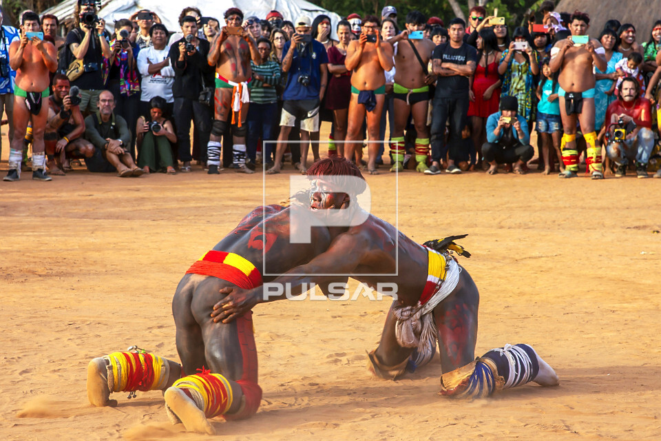 Indígenas da etnia Mehinako da aldeia Uyapiyuku lutam huka-kuka durante ...