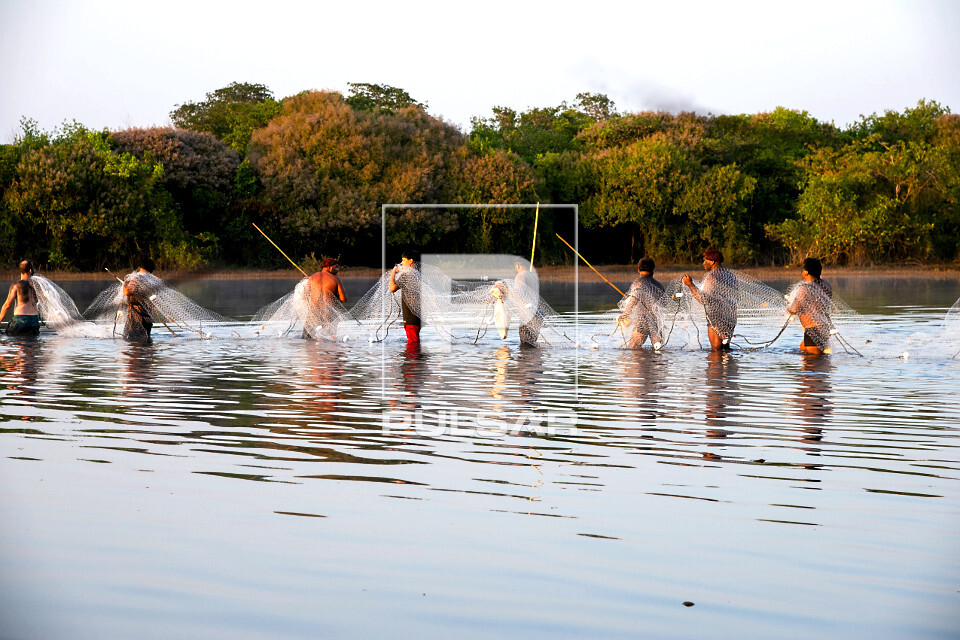 Indígenas da etnia Mehinako pescando com rede de arrasto para alimentar ...