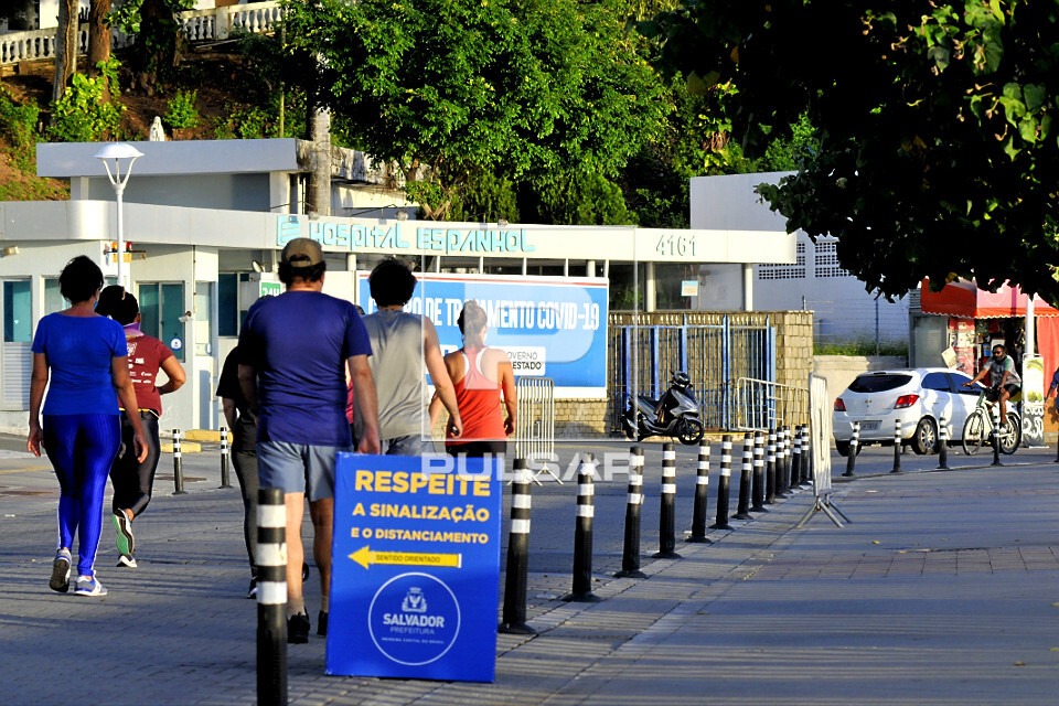 Pessoas em atividade física passando diante do Centro de Tratamento do ...