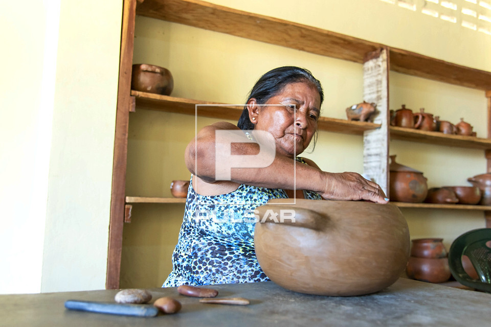 Indígena artesã da etnia Macuxi - aldeia Raposa 1 - polindo panela de ...