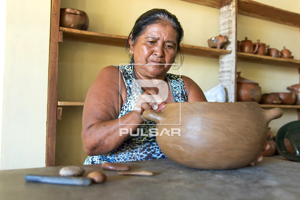 Indígena da etnia Macuxi - aldeia Raposa 1 - polindo panela de barro ...