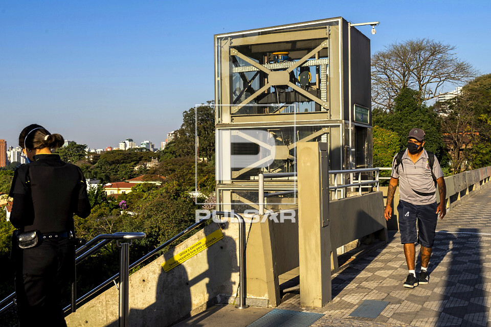Elevador preferencial da estação Sumaré do metrô - linha 2 Verde - e ...