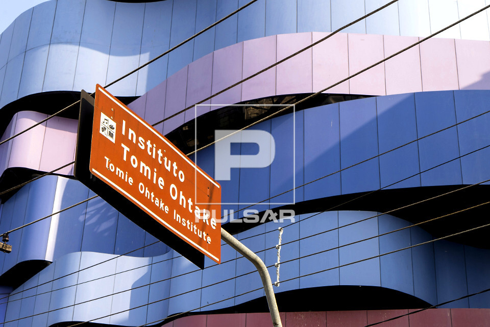 Placa bilíngue de identificação e detalhe da fachada do Instituto Tomie ...