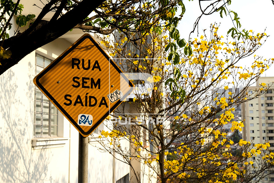 Placa De Rua Sem Teto Duas Pessoas Sem Teto Sentam Se Na Rua E