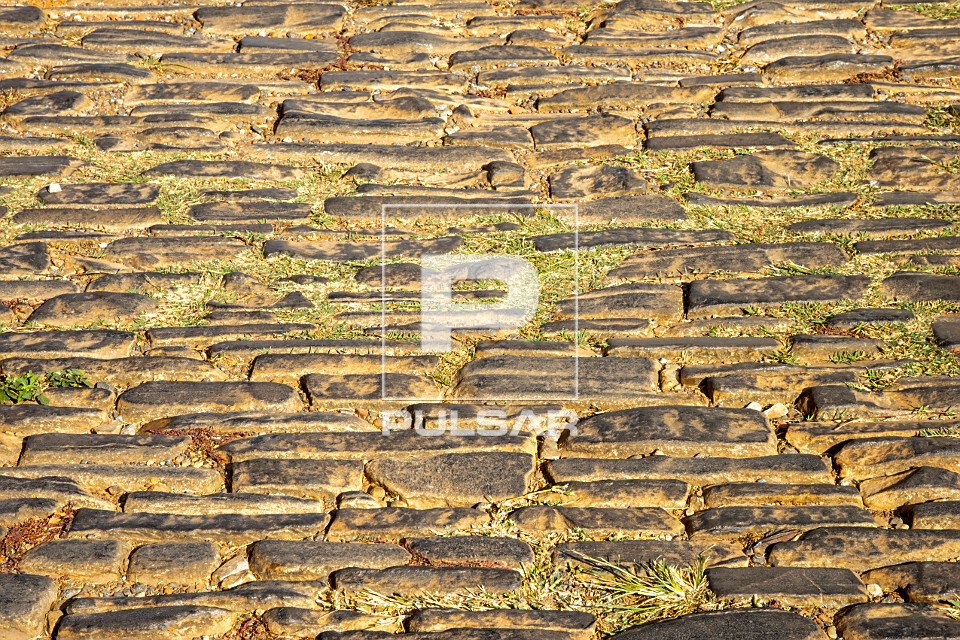 Detalhe de calçamento de pedras de quartzito conhecida como pé-de ...