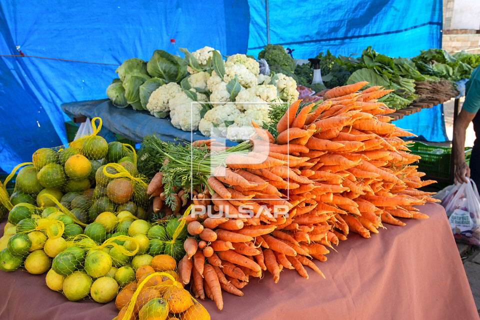 Venda de cenoura - laranjas e couve-flor em banca na feira de ...
