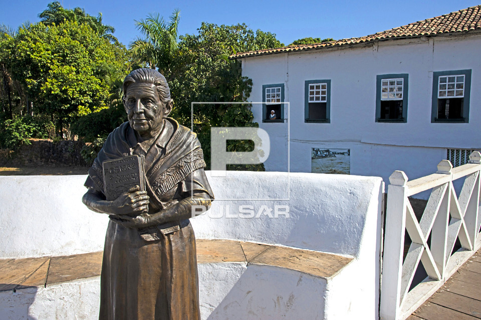 Escultura de bronze da poetisa Cora Coralina - ao fundo Museu Casa de ...