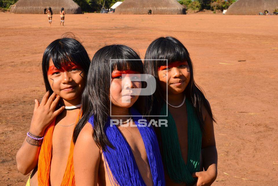 Indígenas da etnia kuikuro da aldeia Ipatse com colares de miçangas no ...