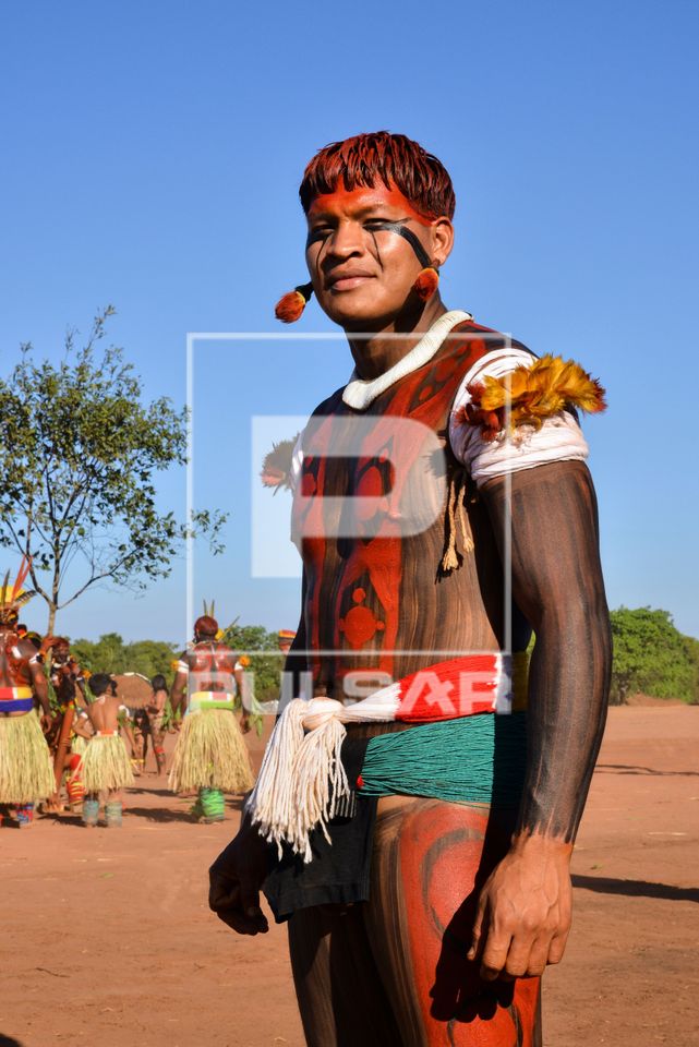 Indígena kuikuro da aldeia Ipatse com colares e pintura corporal para o ...