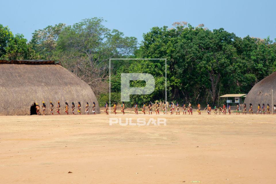 Indígenas da etnia Kalapalo entrando em oca durante o Ritual Feminino ...
