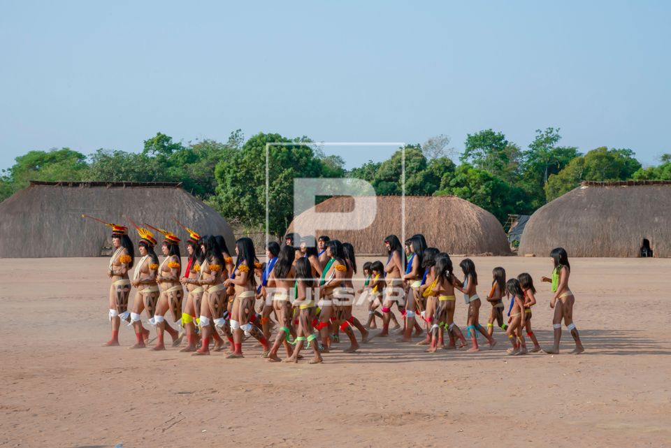 Mulheres indígenas da etnia Kalapalo durante o Ritual Feminino Yamurikumã na aldeia Aiha ...