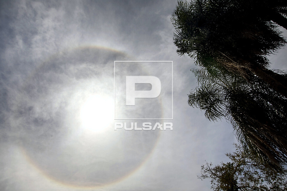Halo Solar - fenômeno óptico caracterizado pelo surgimento de um ...