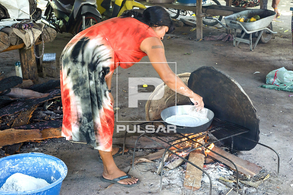 Indígena da etnia Kamayura aldeia Ipavu prepara tapioca em fogão a ...