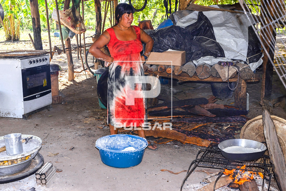 Indígena da etnia Kamayura aldeia Ipavu prepara tapioca em fogão a ...