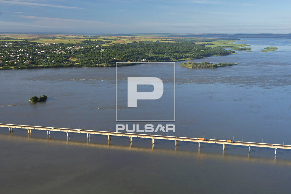 Vista áerea da Ponte Ayrton Senna sobre o Rio Paraná - cidade Salto de ...