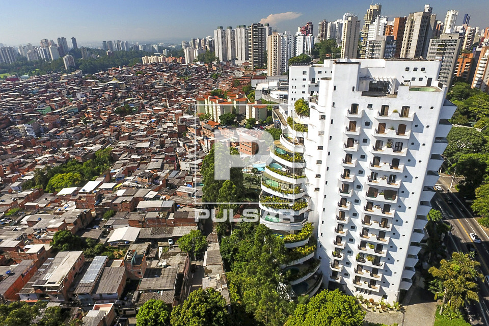 Vista de drone da favela do Paraisópolis e edifício de luxo no Bairro ...