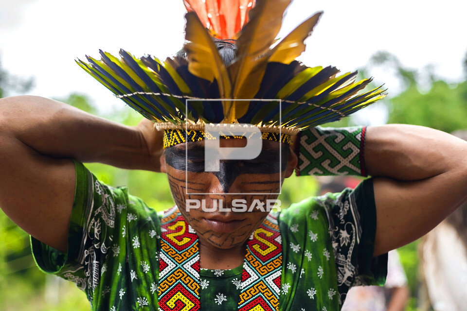 Indígena da etnia Kaxinawá autodenominados Huni Kuin da Aldeia Lago ...