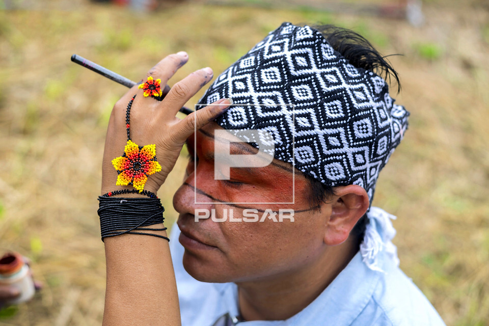 Indígena da etnia Kaxinawá autodenominados Huni Kuin da Aldeia Lago ...