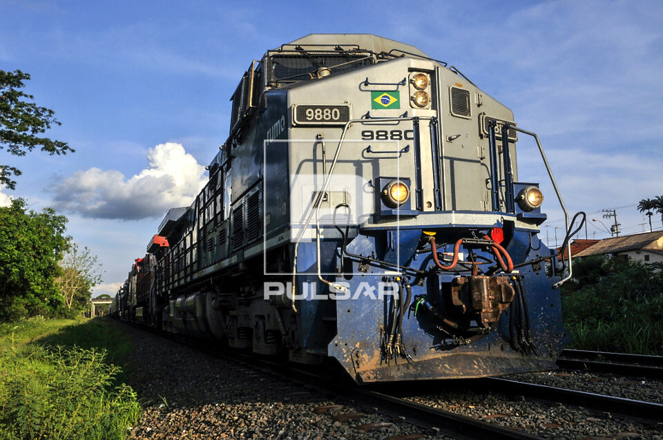 Trem de carga na ferrovia operada pela concessionária Rumo - fusão da ...