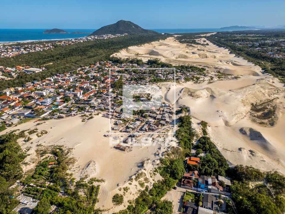 Vista de drone da Favela do Siri ou Comunidade do Arvoredo que ...