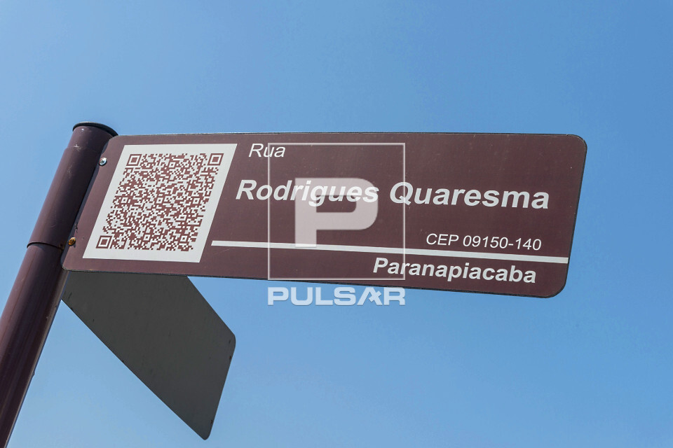 Placa da Rua Rodrigues Quaresma com código QR Code na Vila de ...
