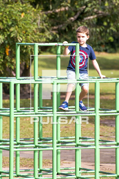 Criancas Brincando No Trepa Trepa