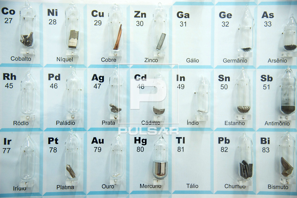 Detalhe de tabela periódica com amostras de diferentes elementos ...