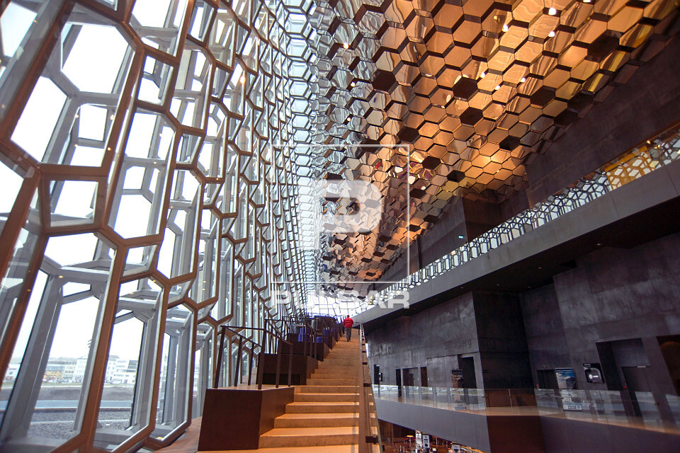 Vista interna do Harpa Opera House que abriga sala de concertos e ...