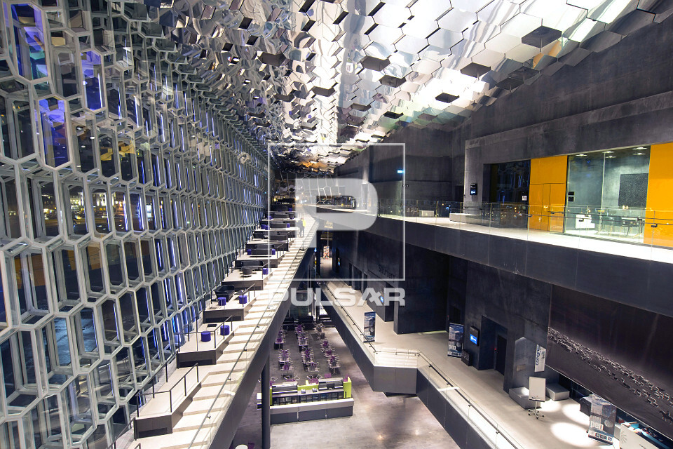 Vista interna do Harpa Opera House que abriga sala de concertos e ...