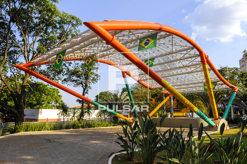Coreto para apresentações artísticas na praça Rui Barbosa após obras de ...