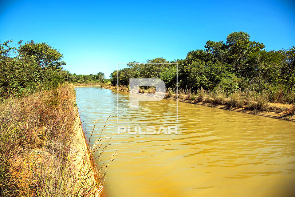 Canal B1 na área A com água captada do Rio São Francisco - Distrito de ...