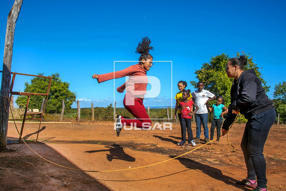Estudante brincando de pular corda durante recreio na Escola Municipal ...