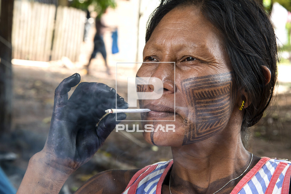 Indios Fumando Tabaco 410+ Hombre Indio Fumar Cigarrillo Fotografías