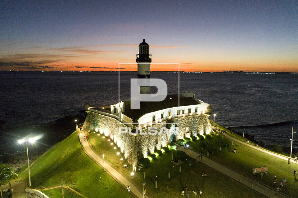 Vista noturna do Farol da Barra - construção de 1536 - torre atual de ...