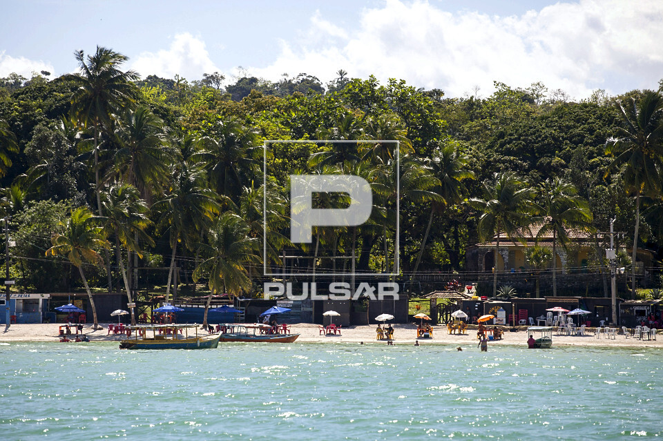 Vista de drone da Praia das Neves na ilha de Maré na Baía de Todos os ...