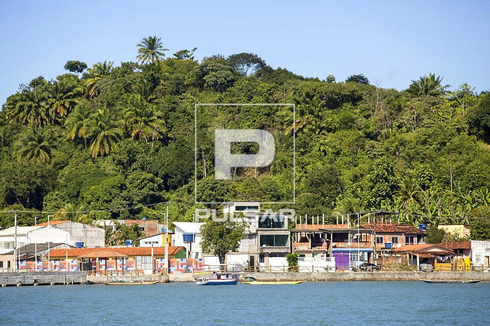 Vista de drone de moradias na Praia das Neves - ilha de Maré - Baía de ...