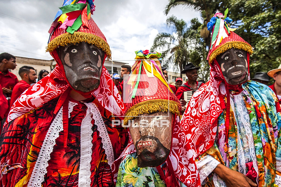 Palhaços mascarados durante cortejo do grupo de Folia de Reis ...